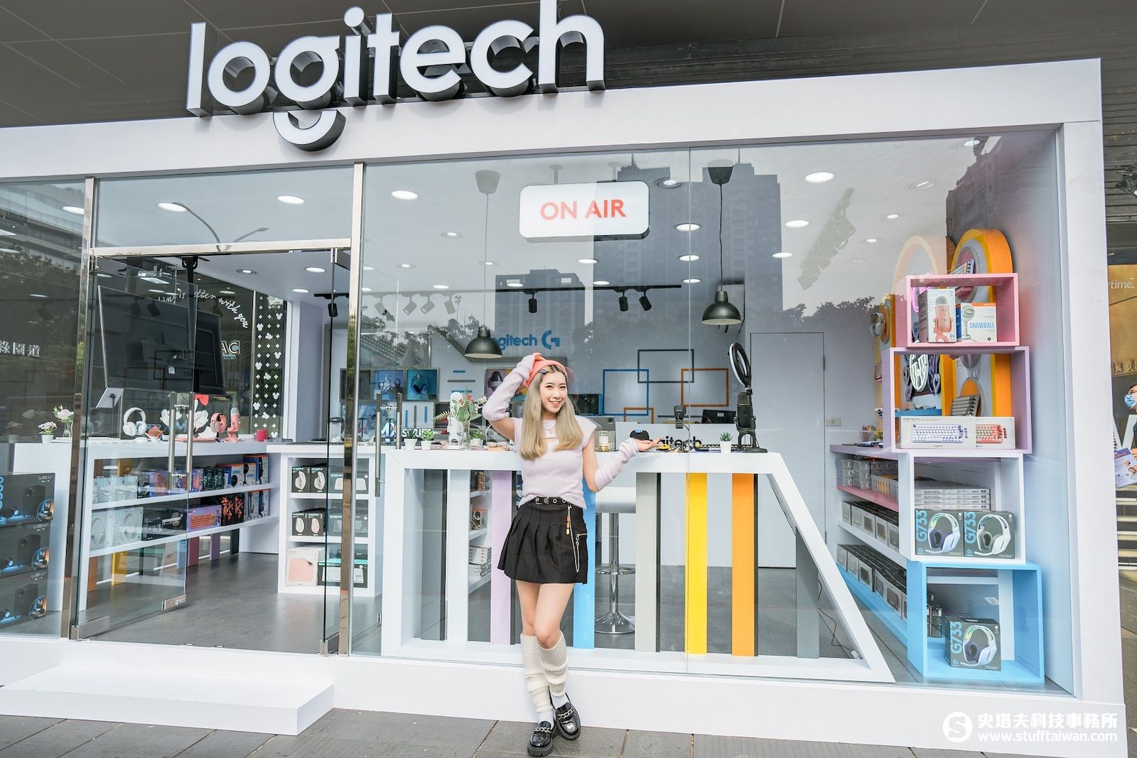 Logi Store台中勤美誠品綠園道1F戶外快閃店開幕！打造新潮繽紛3C周邊玻璃屋 – 史塔夫科技事務所