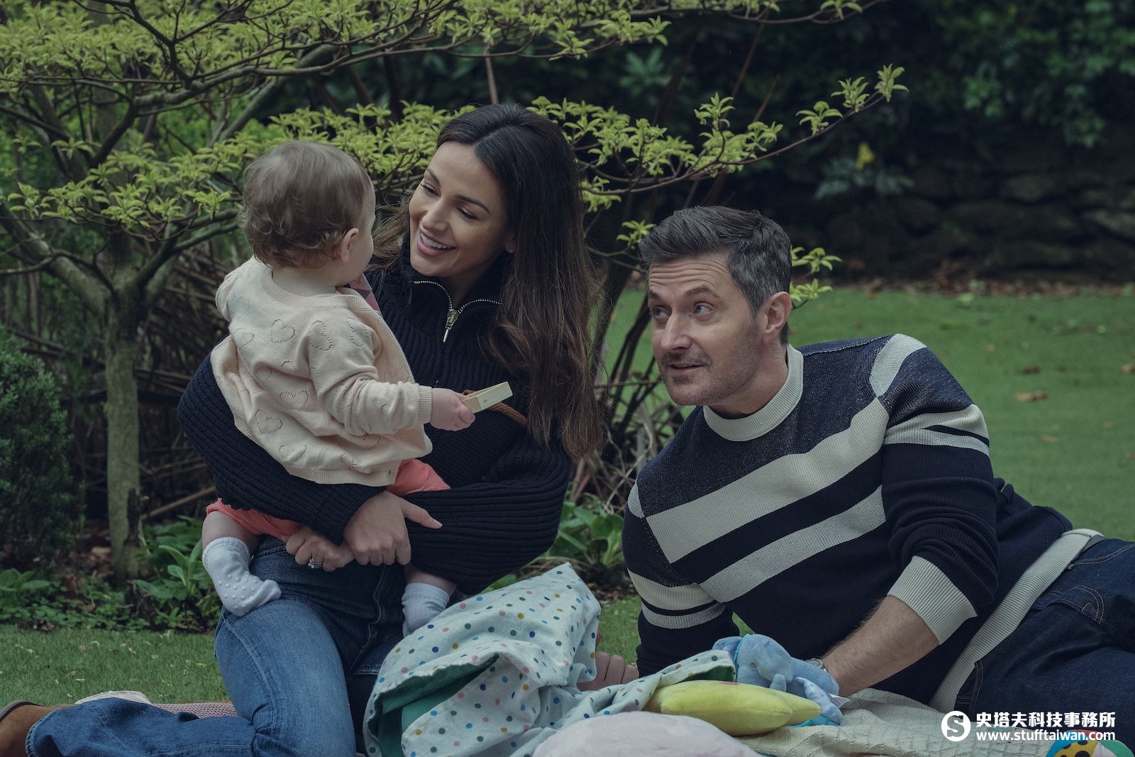 Netflix影集《逝者不安息》婦女裝監視器發現，老公過世後竟又回到家裡？ – 史塔夫科技事務所