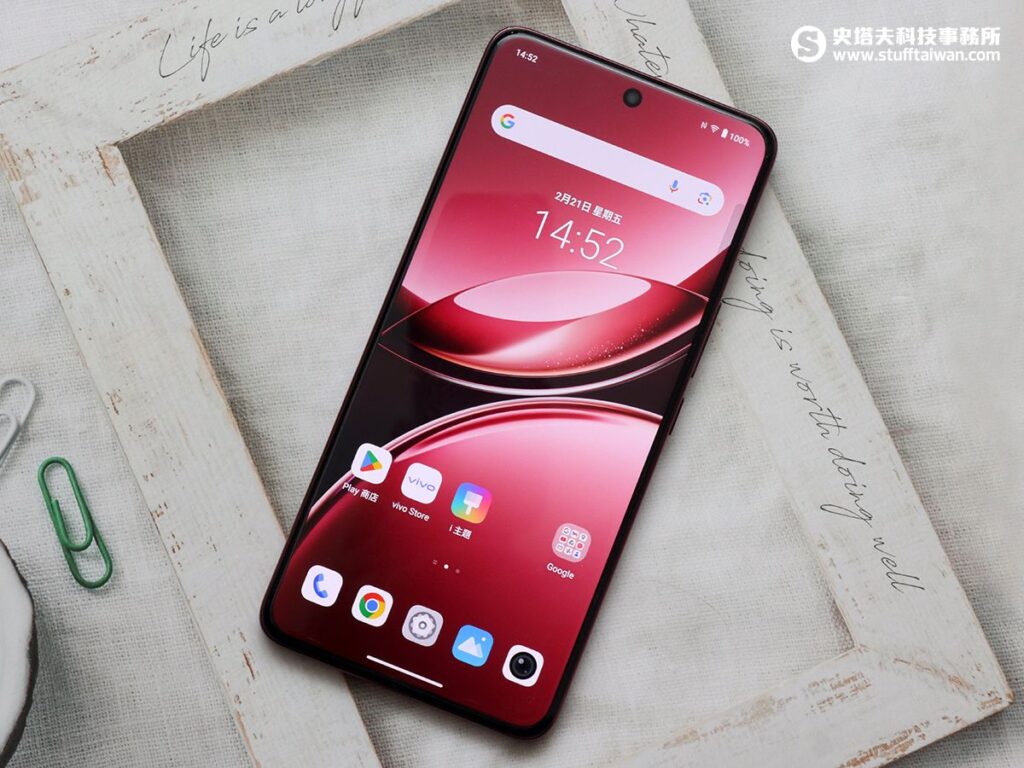 vivo V50上手體驗：輕薄依舊！升級6000mAh電池與AI影棚級柔光 – 史塔夫科技事務所