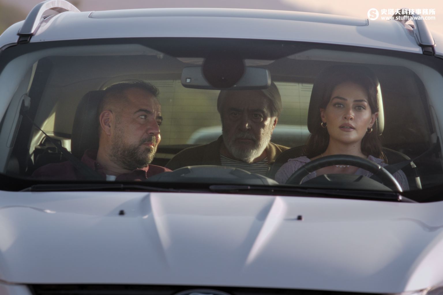 Netflix影集《賭命大翻身》超自然懸疑喜劇，落魄作家與鬼魂的奇妙合作 – 史塔夫科技事務所